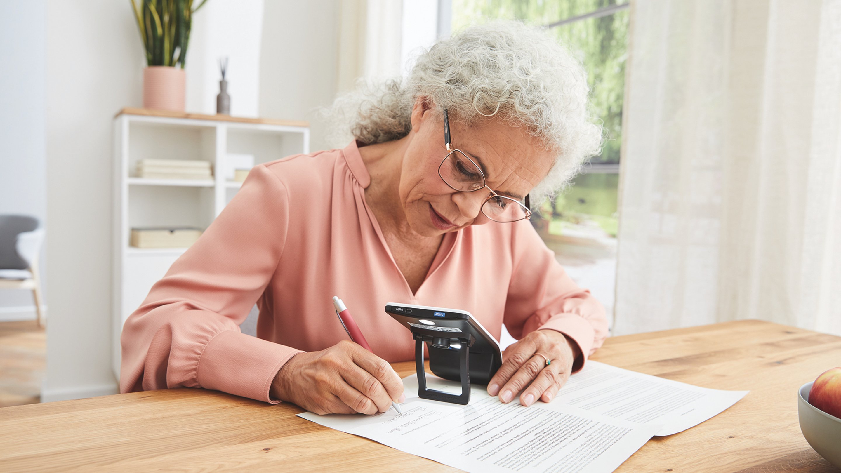 Elektronische Lupe smartlux DIGITAL – Eschenbach Optik